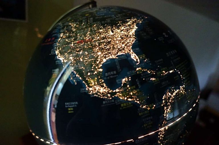 給孩子世界觀的必備教具｜台灣製造SkyGlobe 12吋 LED燈 觸控地球儀｜根本每家都要有 - 愛小宜的甜蜜小窩