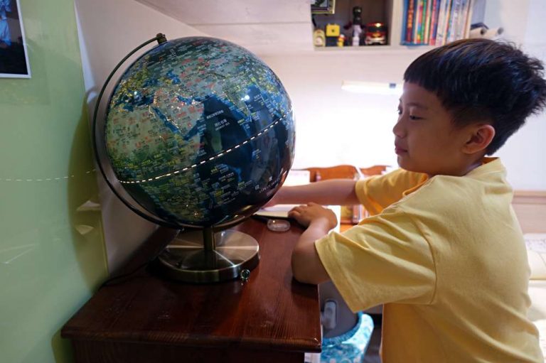 給孩子世界觀的必備教具｜台灣製造SkyGlobe 12吋 LED燈 觸控地球儀｜根本每家都要有 - 愛小宜的甜蜜小窩