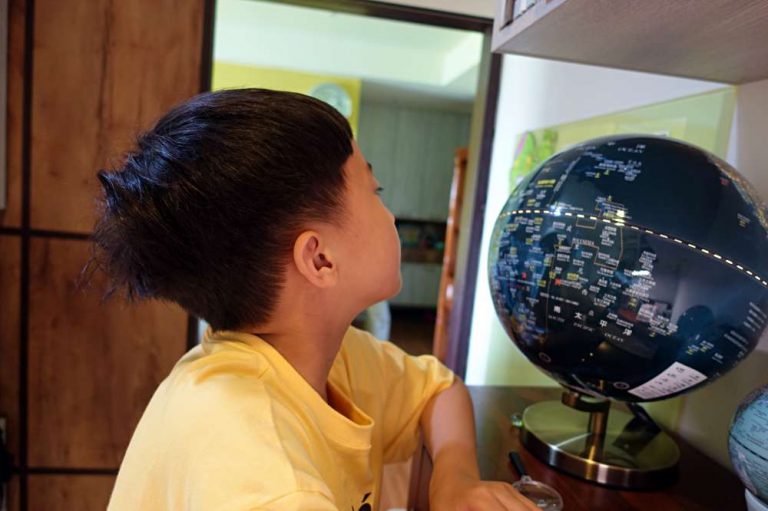 給孩子世界觀的必備教具｜台灣製造SkyGlobe 12吋 LED燈 觸控地球儀｜根本每家都要有 - 愛小宜的甜蜜小窩