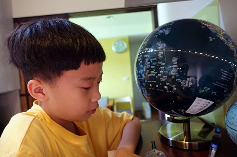 給孩子世界觀的必備教具｜台灣製造SkyGlobe 12吋 LED燈 觸控地球儀｜根本每家都要有 - 愛小宜的甜蜜小窩