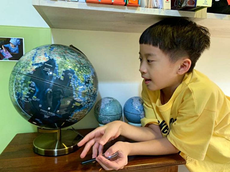 給孩子世界觀的必備教具｜台灣製造SkyGlobe 12吋 LED燈 觸控地球儀｜根本每家都要有 - 愛小宜的甜蜜小窩